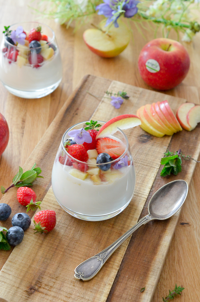 Fromage blanc aux pommes, fruits rouges et infusion verveine - Les ...