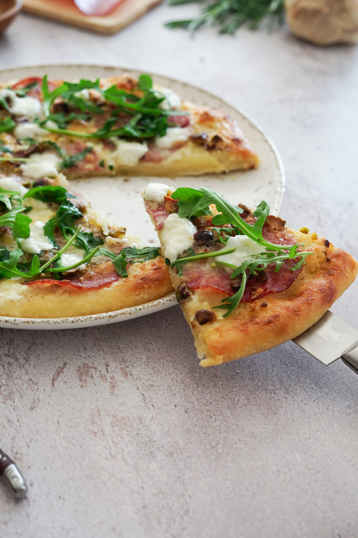 Pizza Blanche à la mozzarella di buffala et aux pistaches - Les Pépites ...